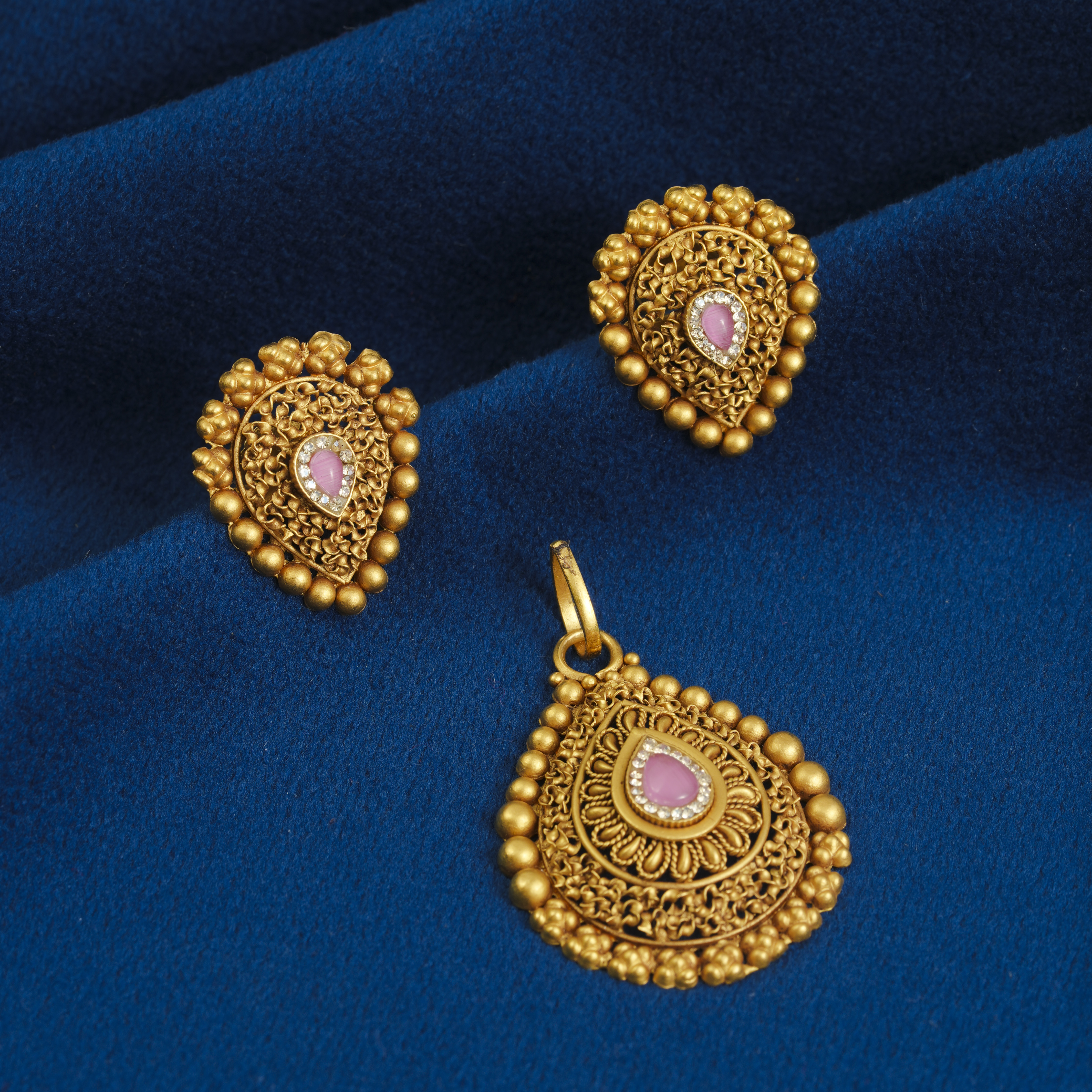 TRADITIONAL ANTIQUE GOLD PENDANT SET WITH PINK STONE - Hira Panna Jewellers