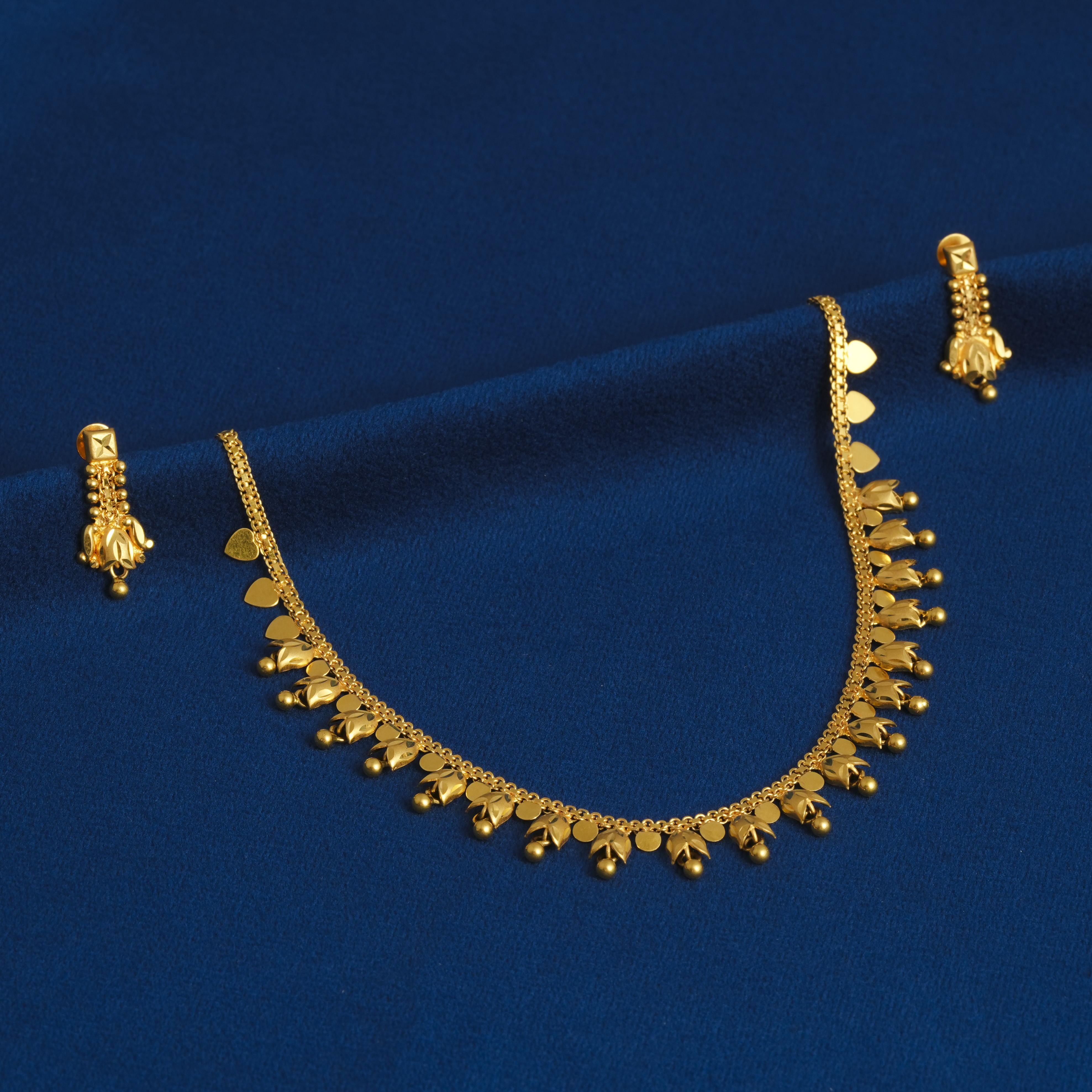 GOLD KANTHI SET (KOL) WITH MATCHING EARRINGS - Hira Panna Jewellers