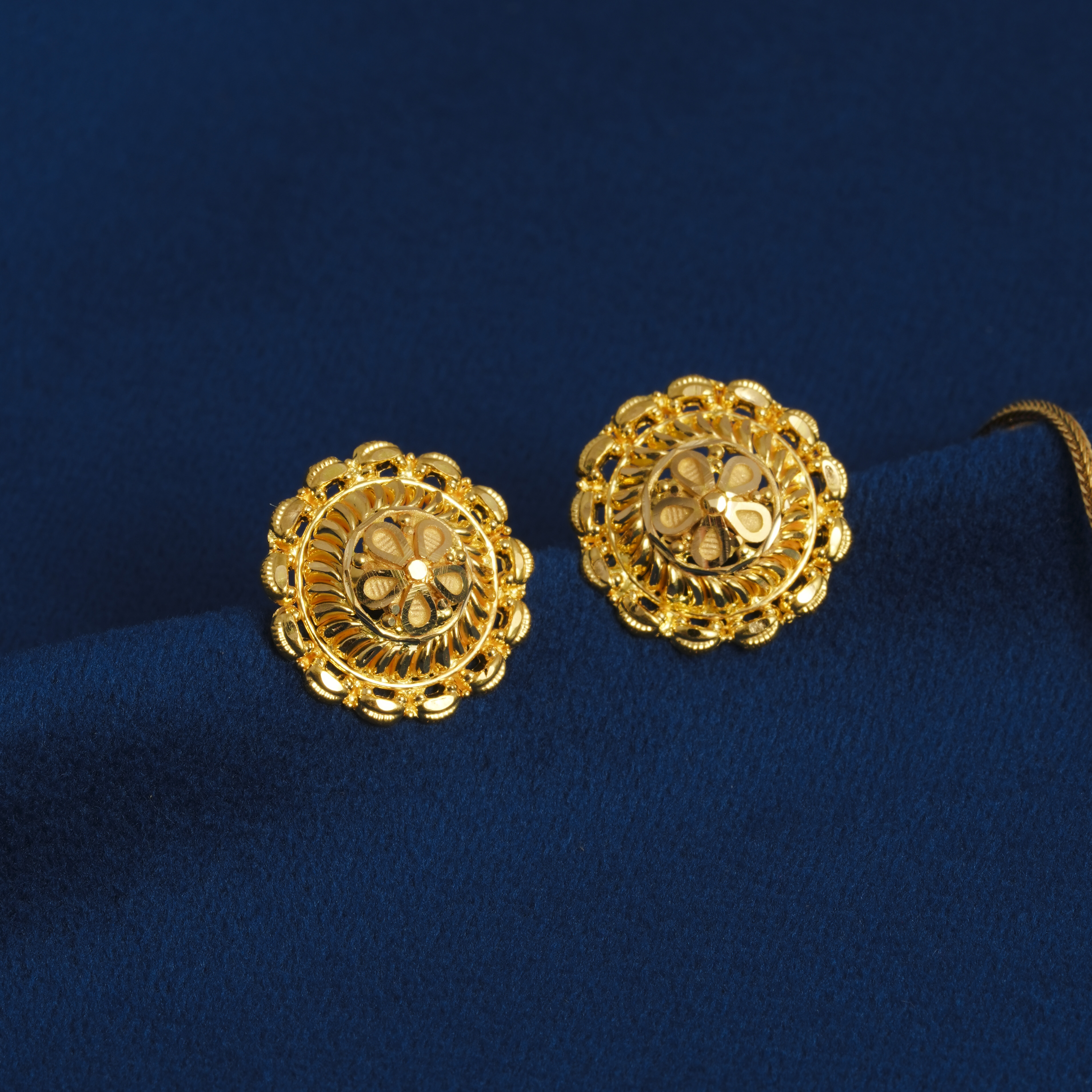ELEGANT GOLD KANTHI SET (BOM) WITH MATCHING EARRINGS - Hira Panna Jewellers